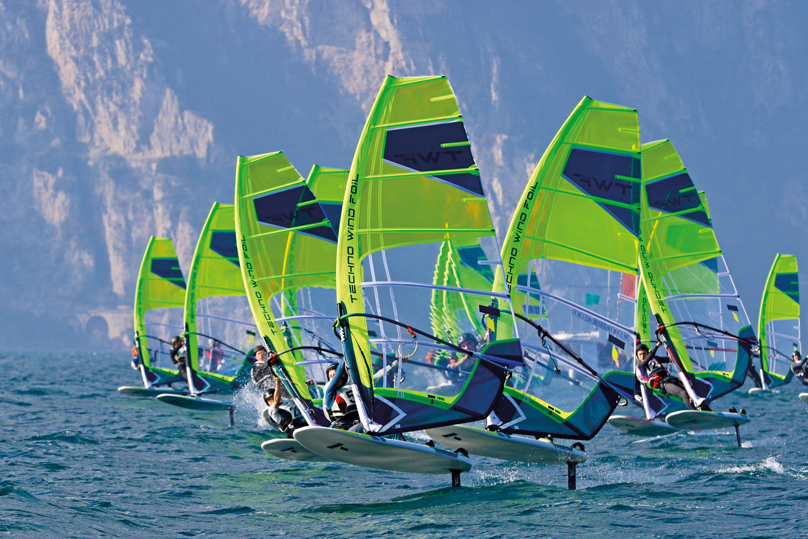 Tahe unterstützt das Techno Windfoil Team Austria | WINDSURFERS